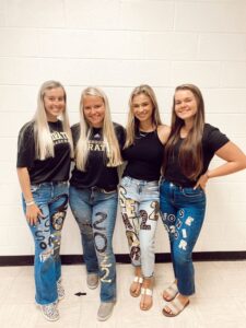 17 Outstanding Senior Jeans You'd Want to Copy This Year