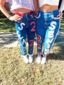 17 Outstanding Senior Jeans You'd Want to Copy This Year