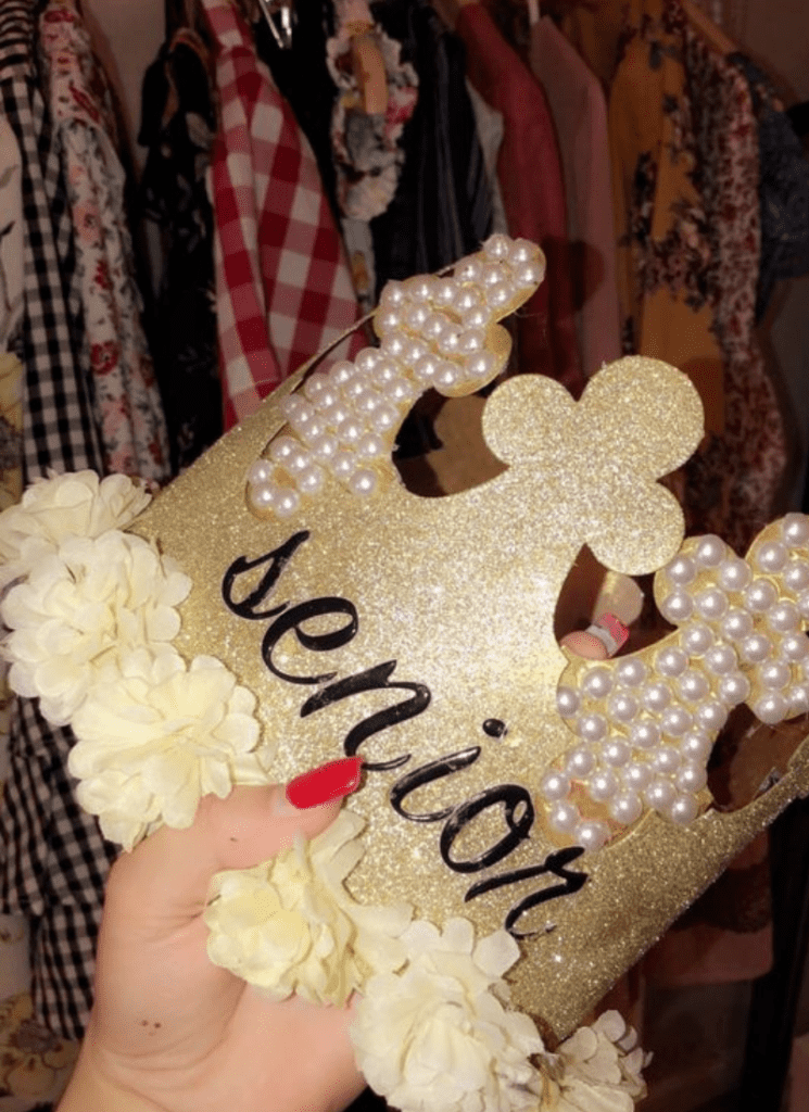 17 Outstanding Senior Jeans You'd Want to Copy This Year