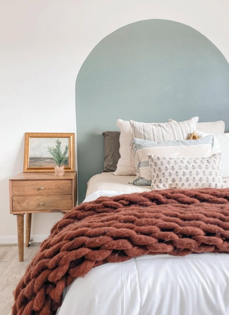 How to Arrange Pillows on Bed Without Headboard? The Right Way