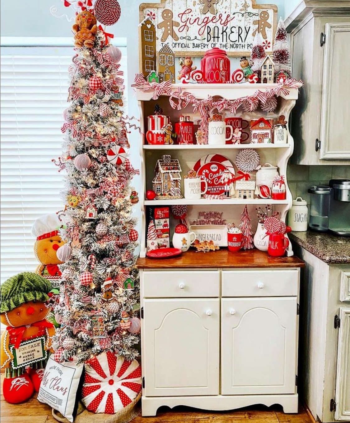 25+ Christmas Kitchen Decor Ideas That'll Make Santa Jealous