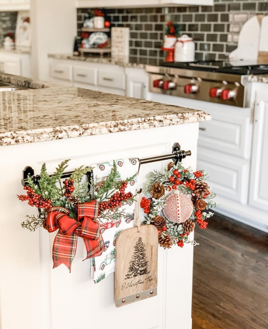 25+ Christmas Kitchen Decor Ideas That'll Make Santa Jealous