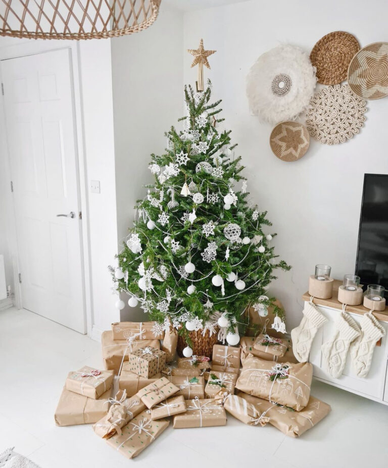 27 Christmas Living Room Decor 2026: Tinsel, Tacky Sweaters, and Too ...