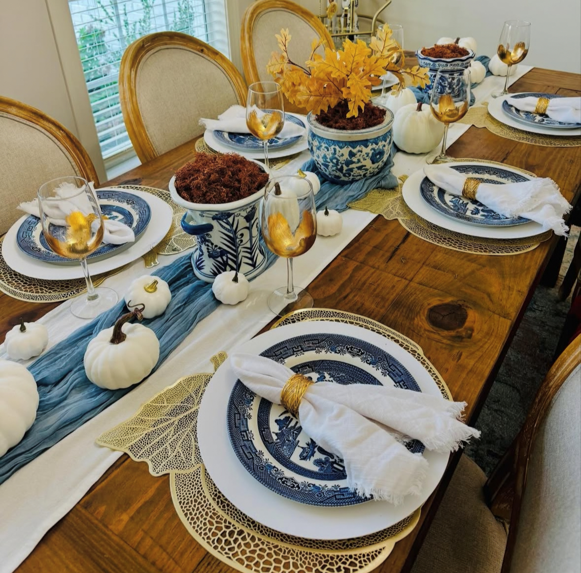 29 Autumn Tablescapes: Chic Fall Table Setting Ideas