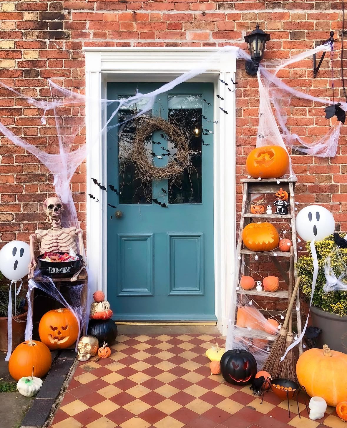20+ Halloween Door Decor Ideas That Turn Your Entry Into October Theater