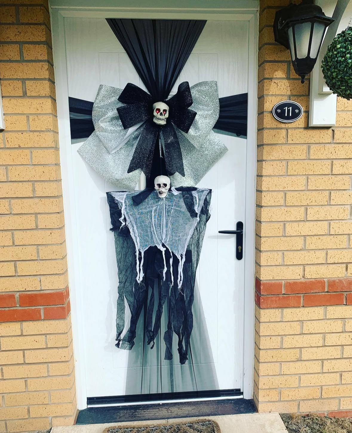 20+ Halloween Door Decor Ideas That Turn Your Entry Into October Theater