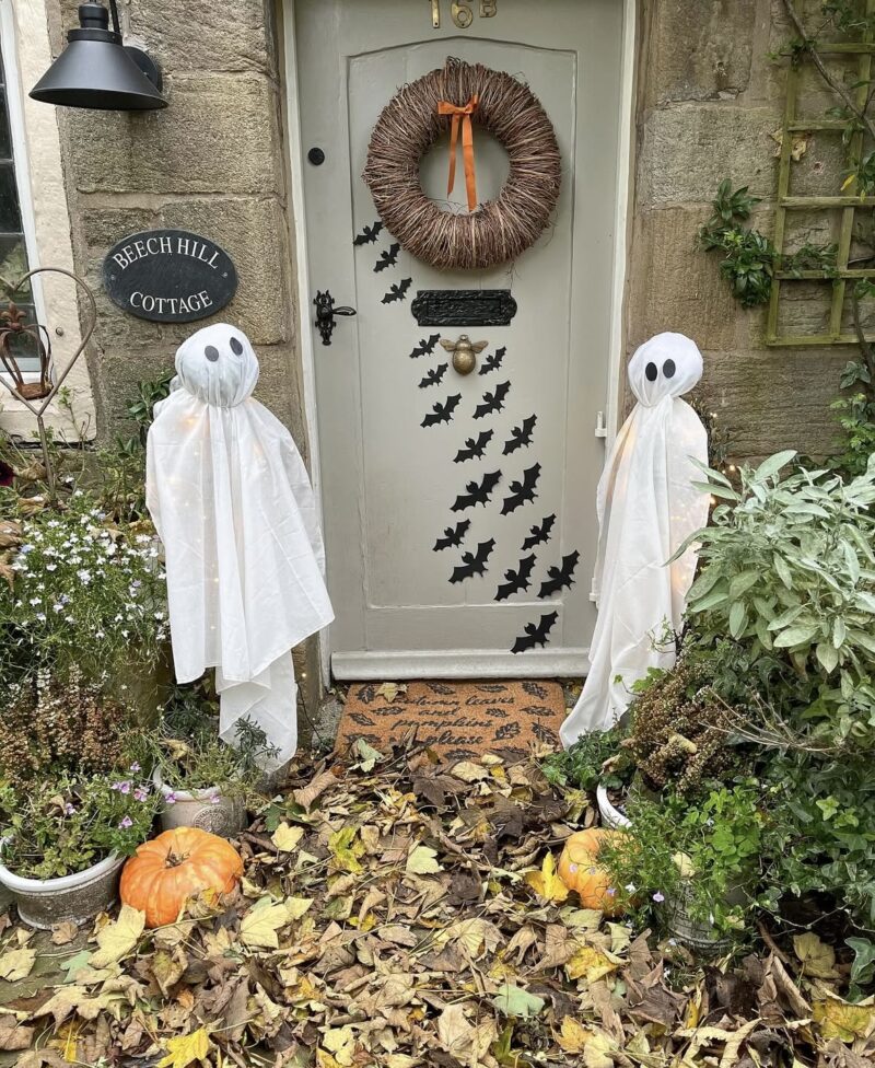 20+ Halloween Door Decor Ideas That Turn Your Entry Into October Theater