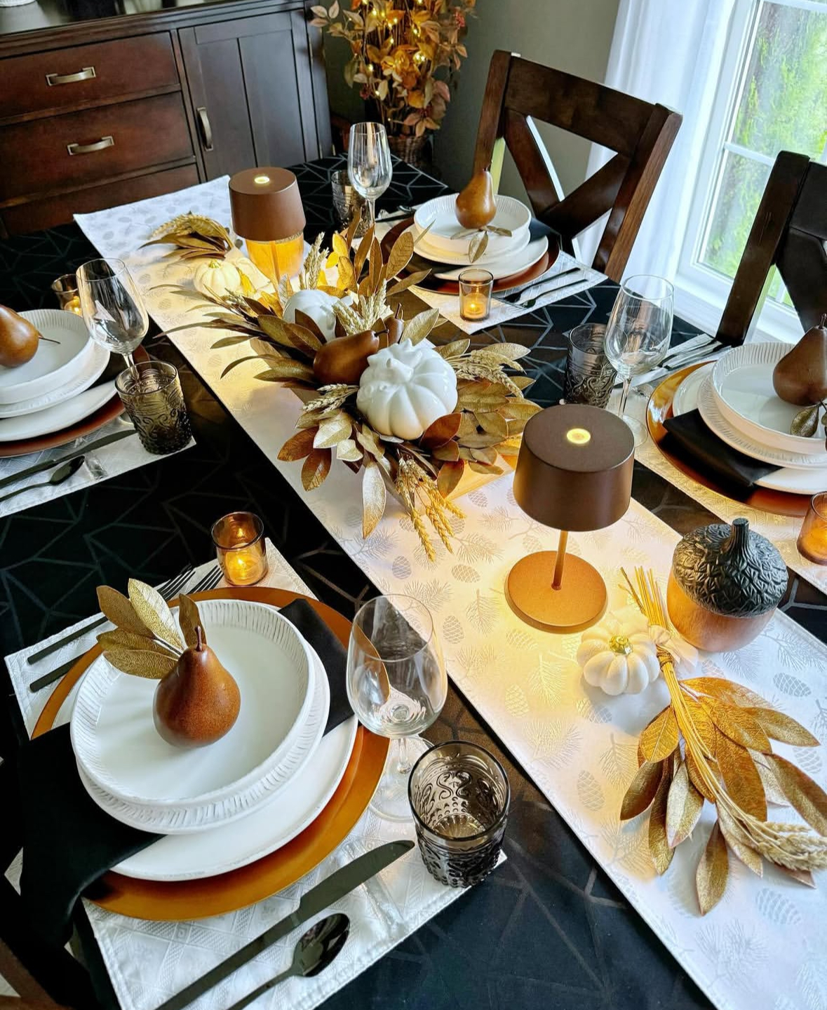 29 Autumn Tablescapes: Chic Fall Table Setting Ideas