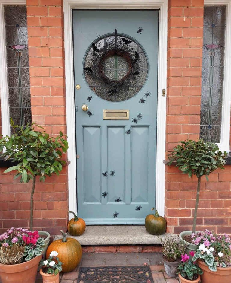 20+ Halloween Door Decor Ideas That Turn Your Entry Into October Theater