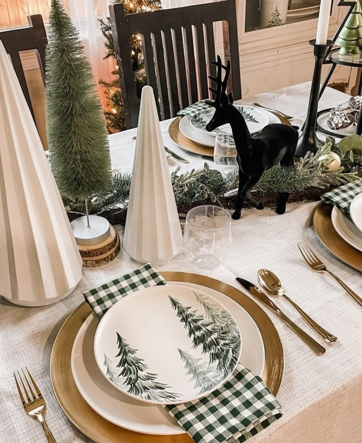 27 Family-friendly Christmas tablescape ideas (fast, festive, doable)