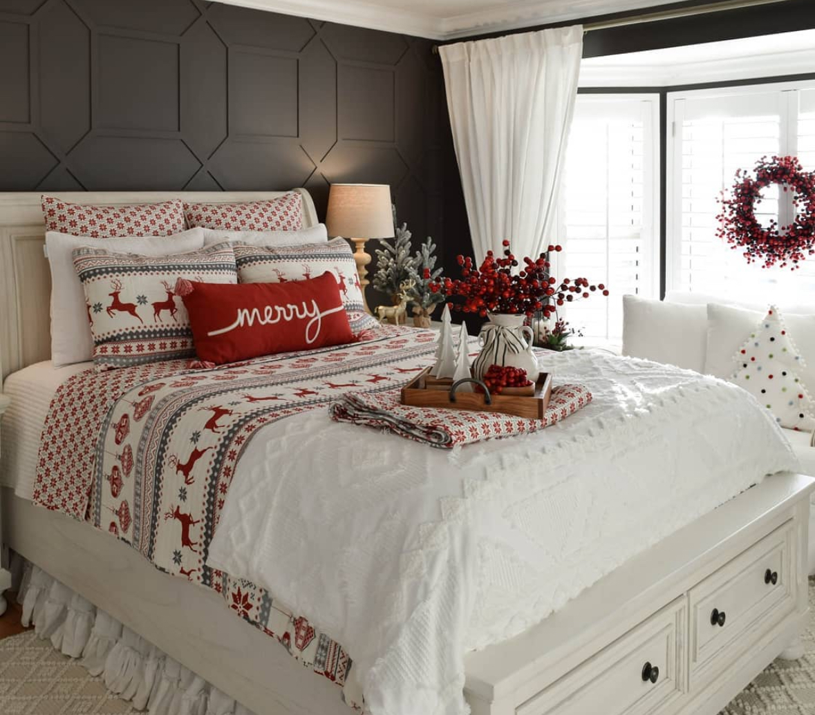 28 Festive Christmas Bedroom Ideas to Deck Your Duvet