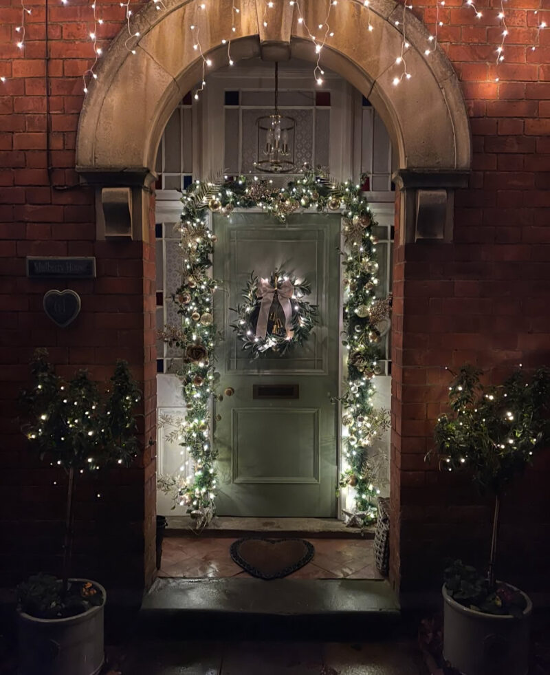 23 Christmas Door Decor Ideas That Make Your Entry Instantly Merry