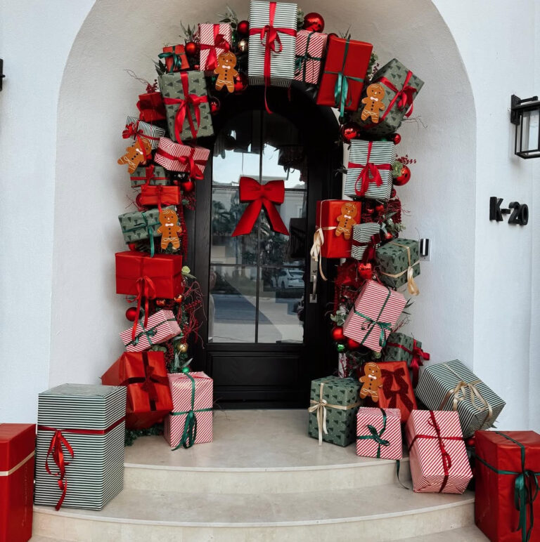 23 Christmas Door Decor Ideas That Make Your Entry Instantly Merry