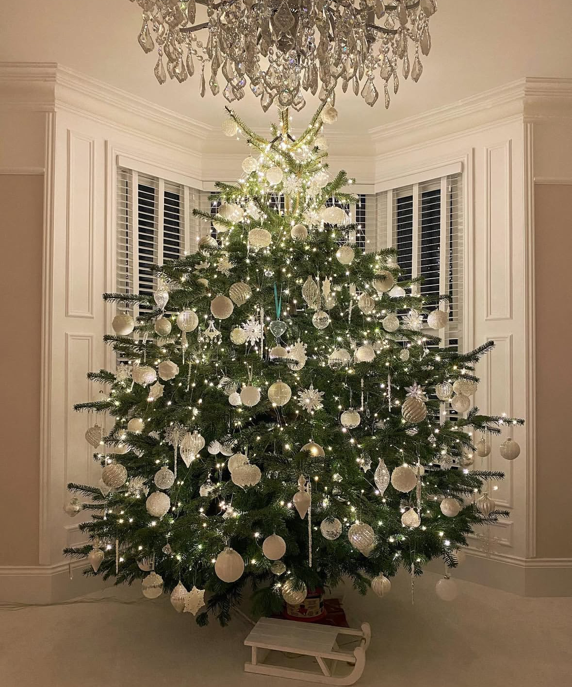 22 White Christmas Tree Vibes at Home (Here’s How)