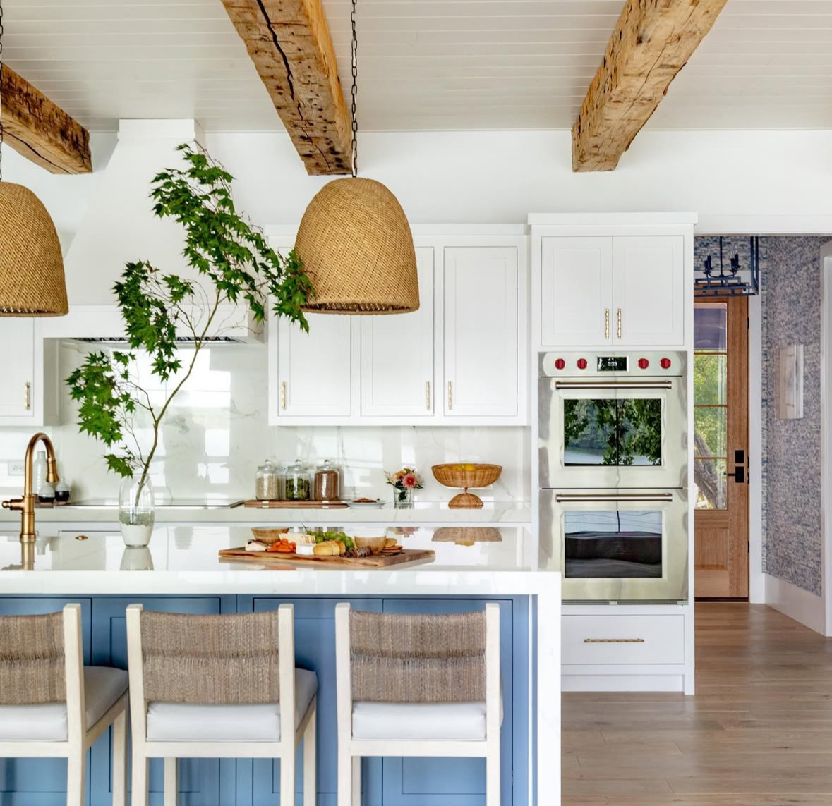 26 Light, Bright, And Breezy Lake House Kitchen Inspiration