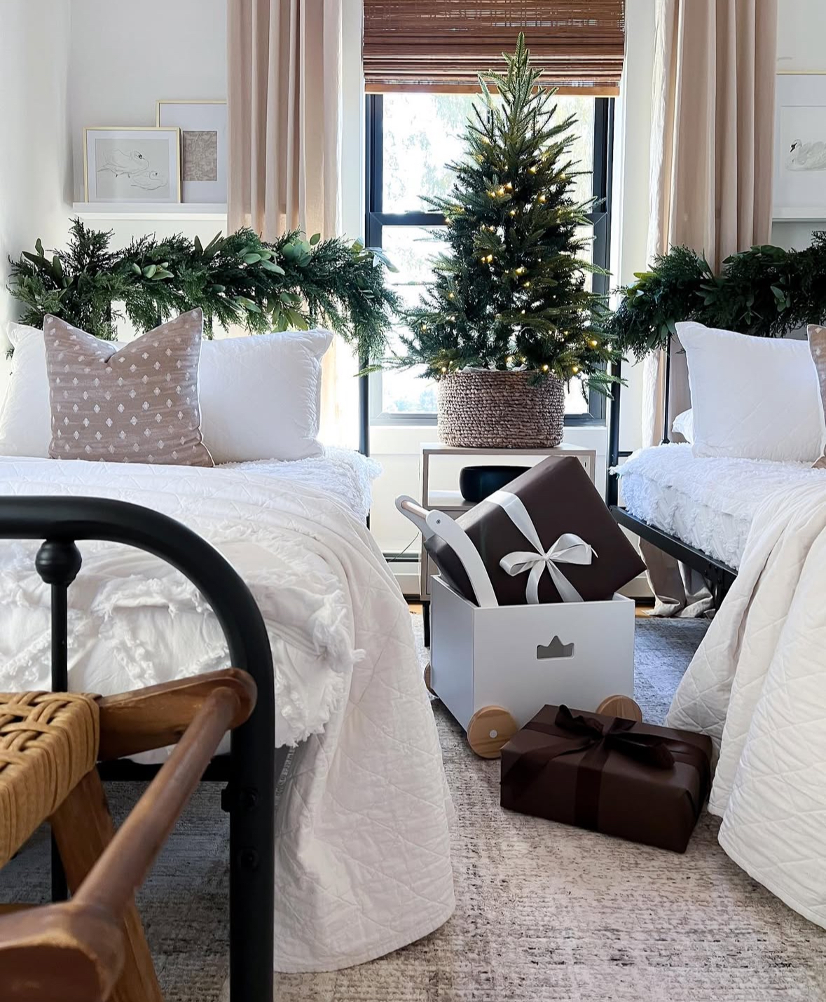 How to Decorate a Kids’ Bedroom for Christmas - 22 Easy Wins