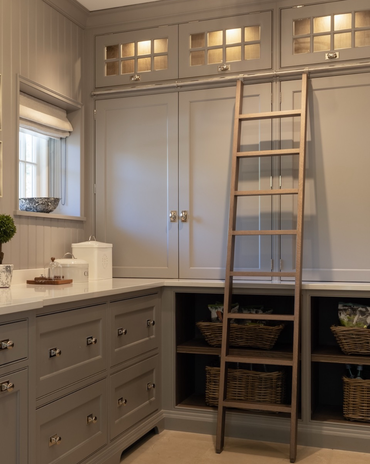 So You Want A Walk In Pantry? Here Are 24 Pretty Practical Versions To Copy