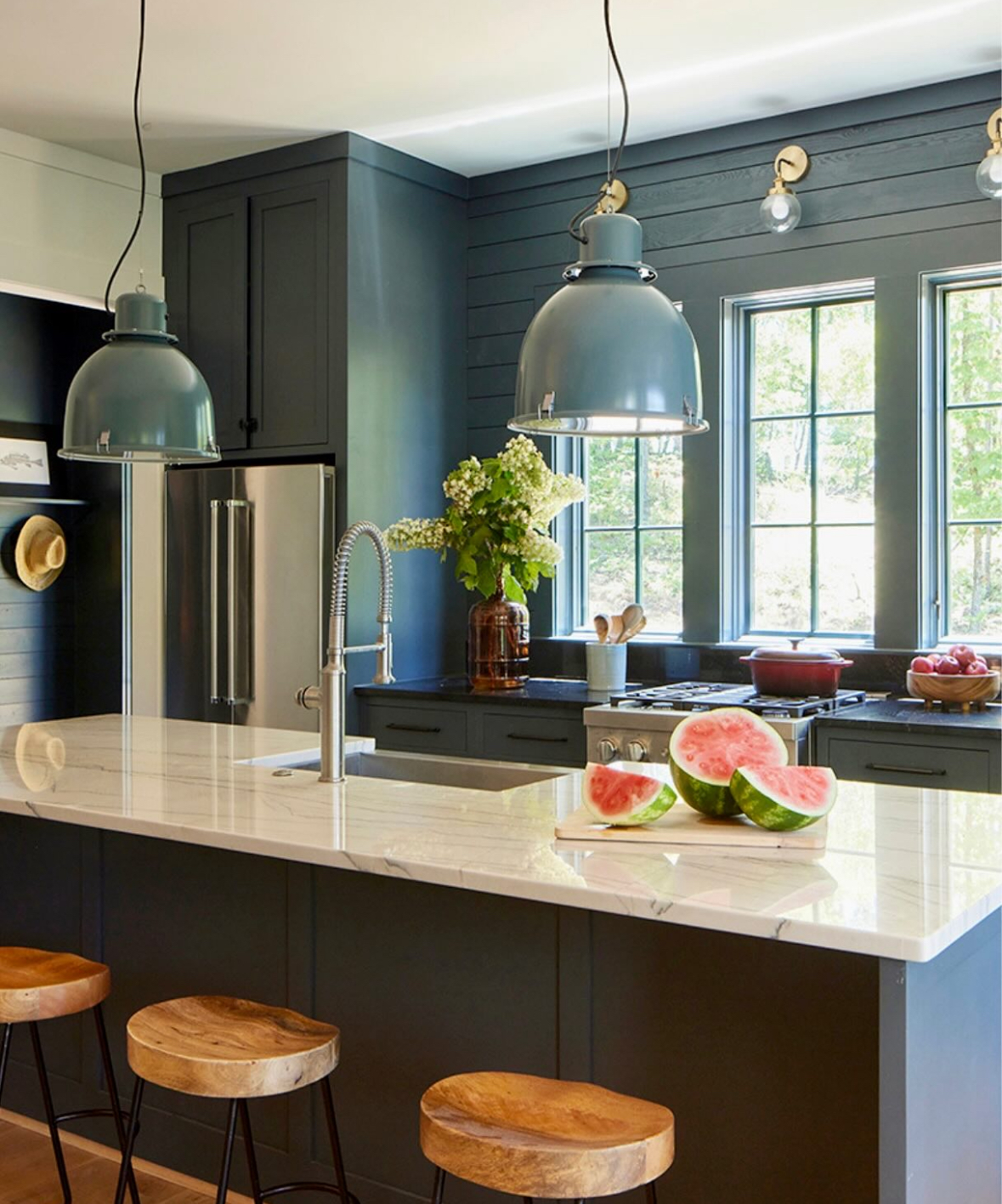 26 Light, Bright, And Breezy Lake House Kitchen Inspiration