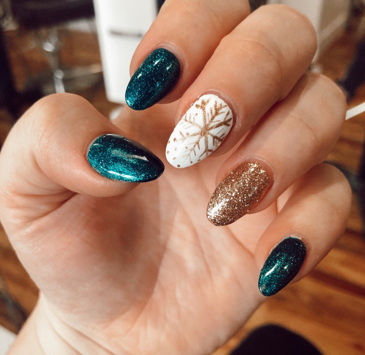 30 Snowflake Nail Designs: Chic Ideas for a Frosty Mani