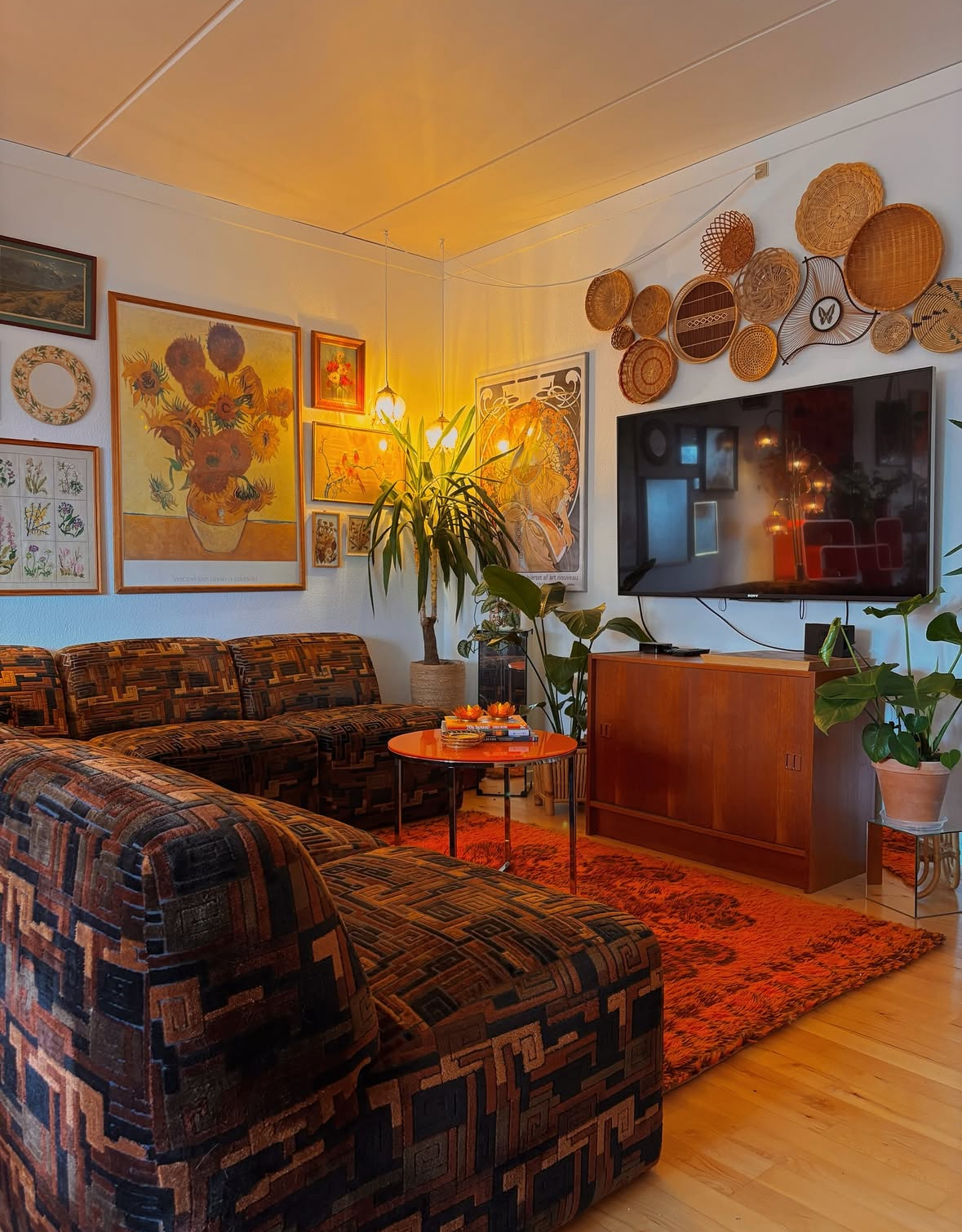 23 Rooms That Prove 70s Living Room Decor Is Weirdly Perfect for Right Now